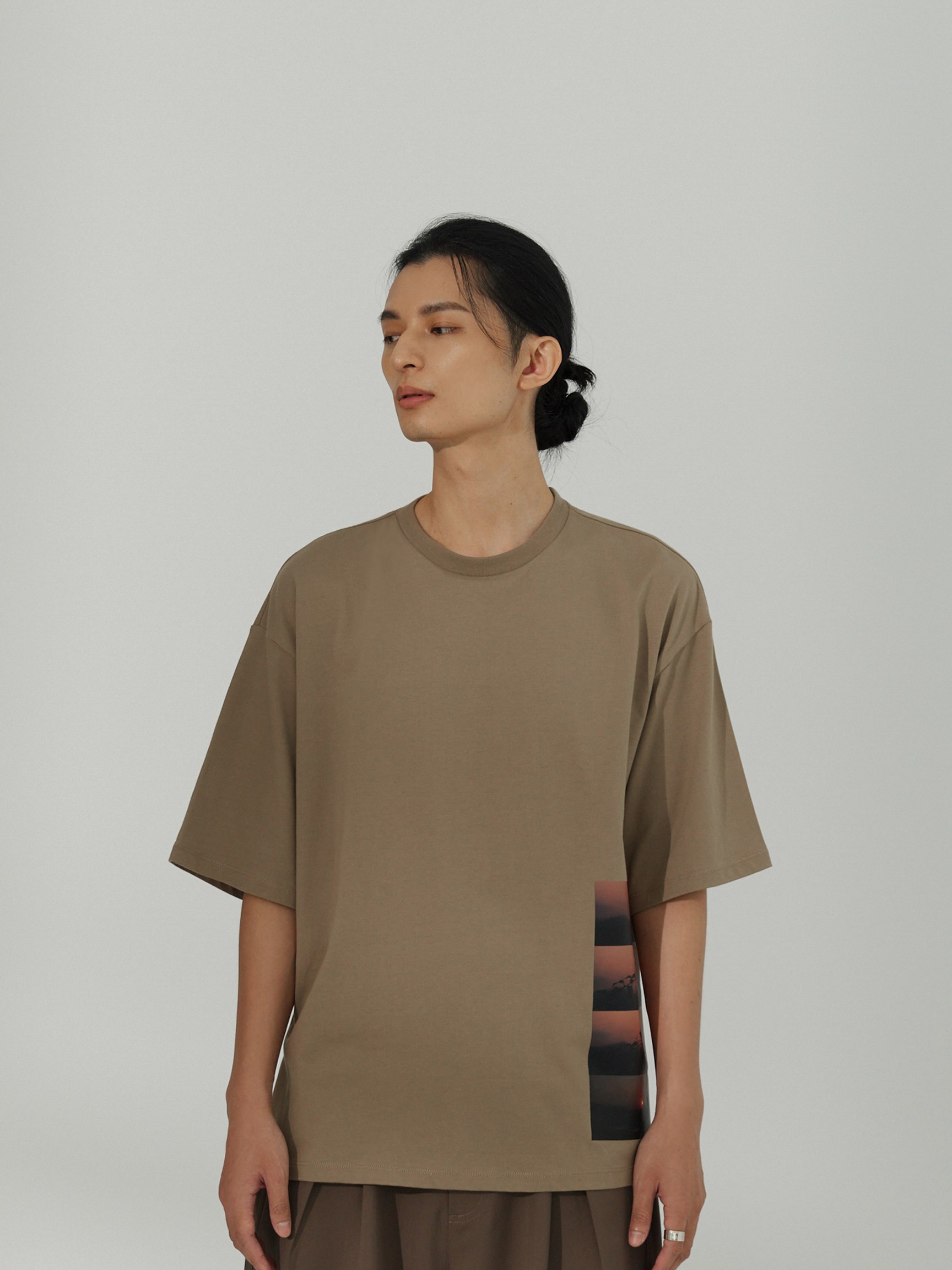 圓領印刷寬版TEE ｜ mouggan | 我們都有點不同