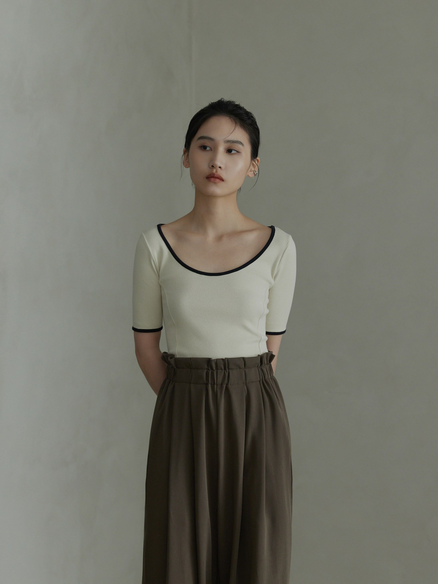 大U領緄邊修身TEE ｜ mouggan | 我們都有點不同