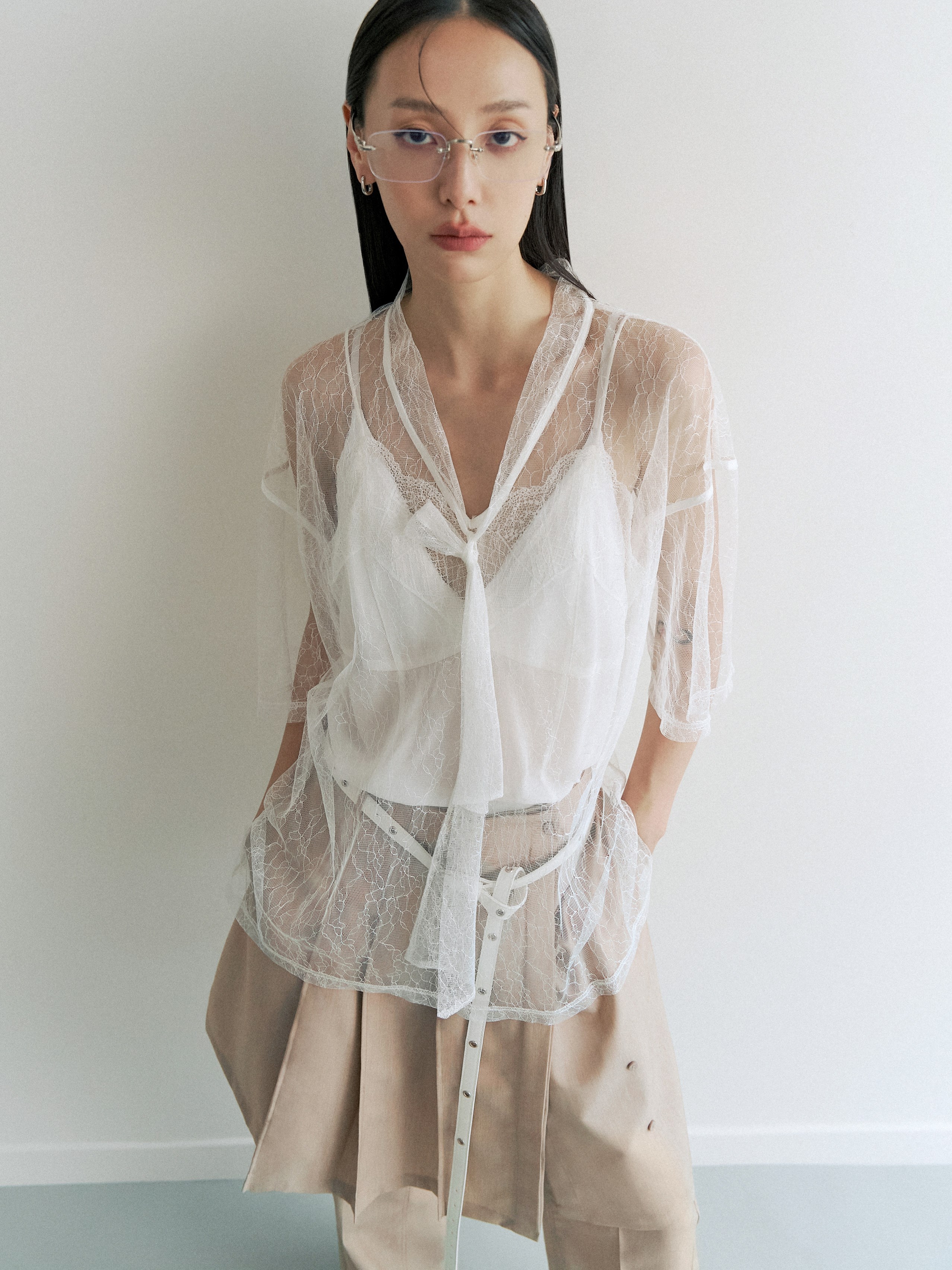 蕾絲透膚領結短袖TEE ｜ mouggan | 我們都有點不同