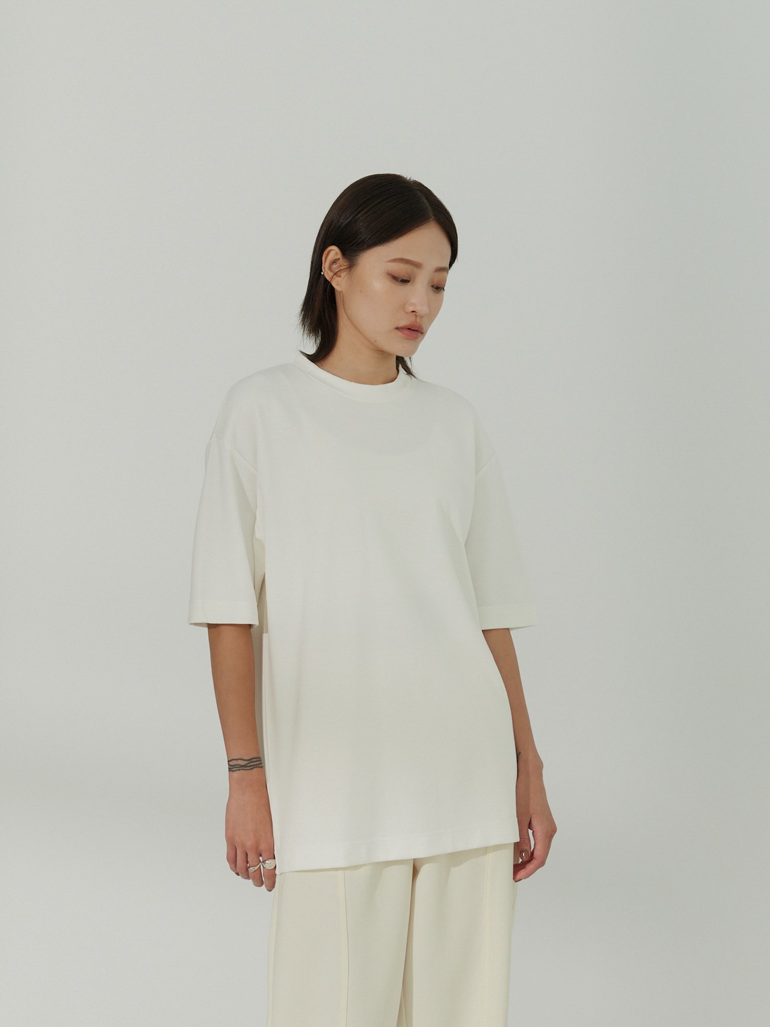 小立領羅馬布印花TEE ｜ mouggan | 我們都有點不同