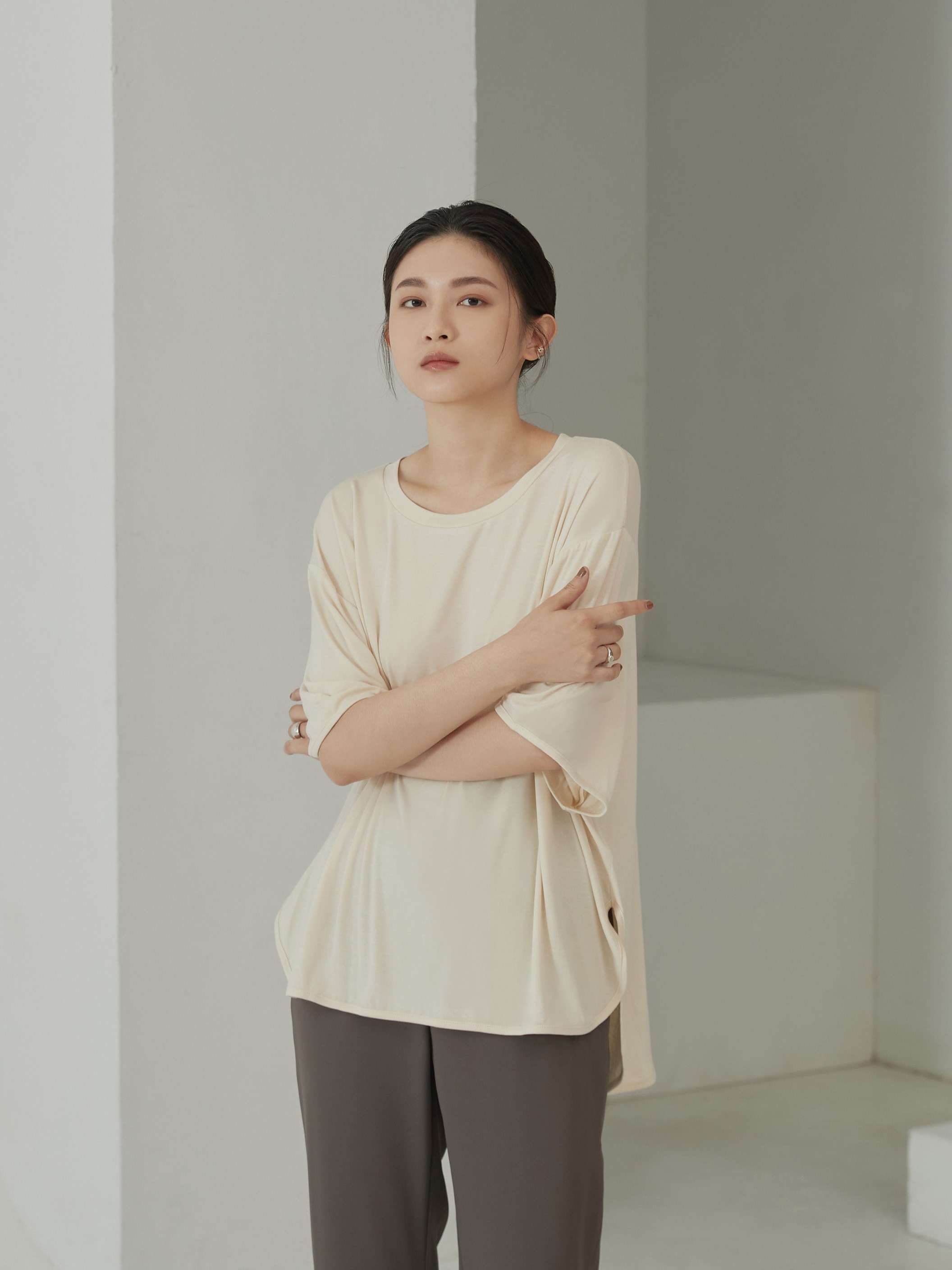 親膚圓弧下襬緄邊TEE ｜ mouggan | 我們都有點不同