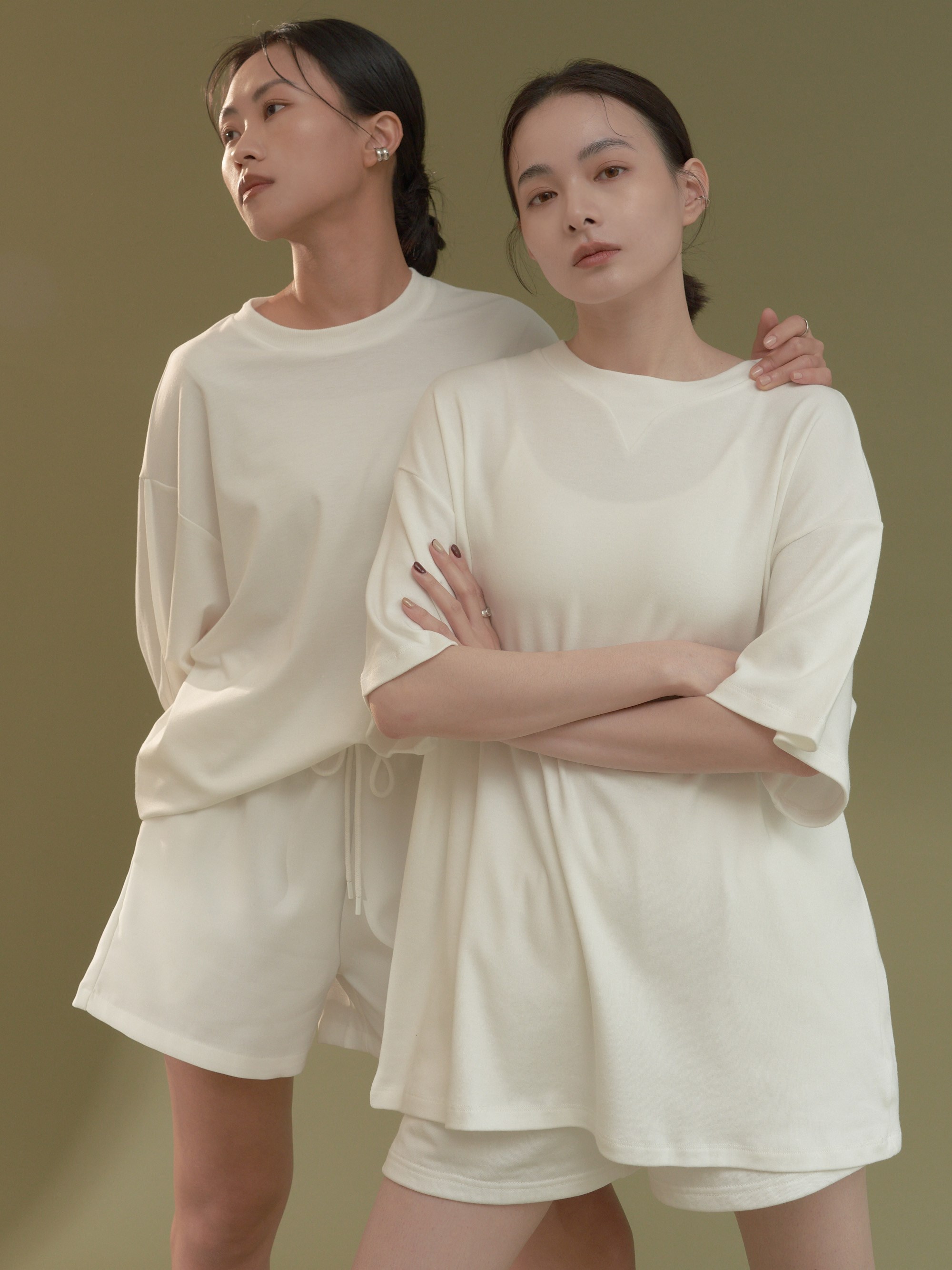 領口三角細節TEE ｜ mouggan | 我們都有點不同