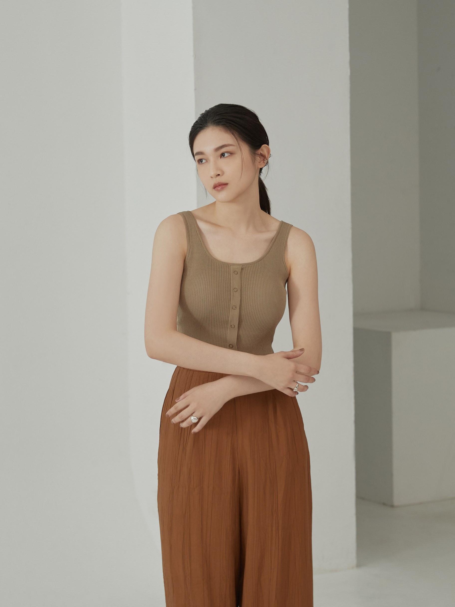 針織排釦細節bra top ｜ mouggan | 我們都有點不同