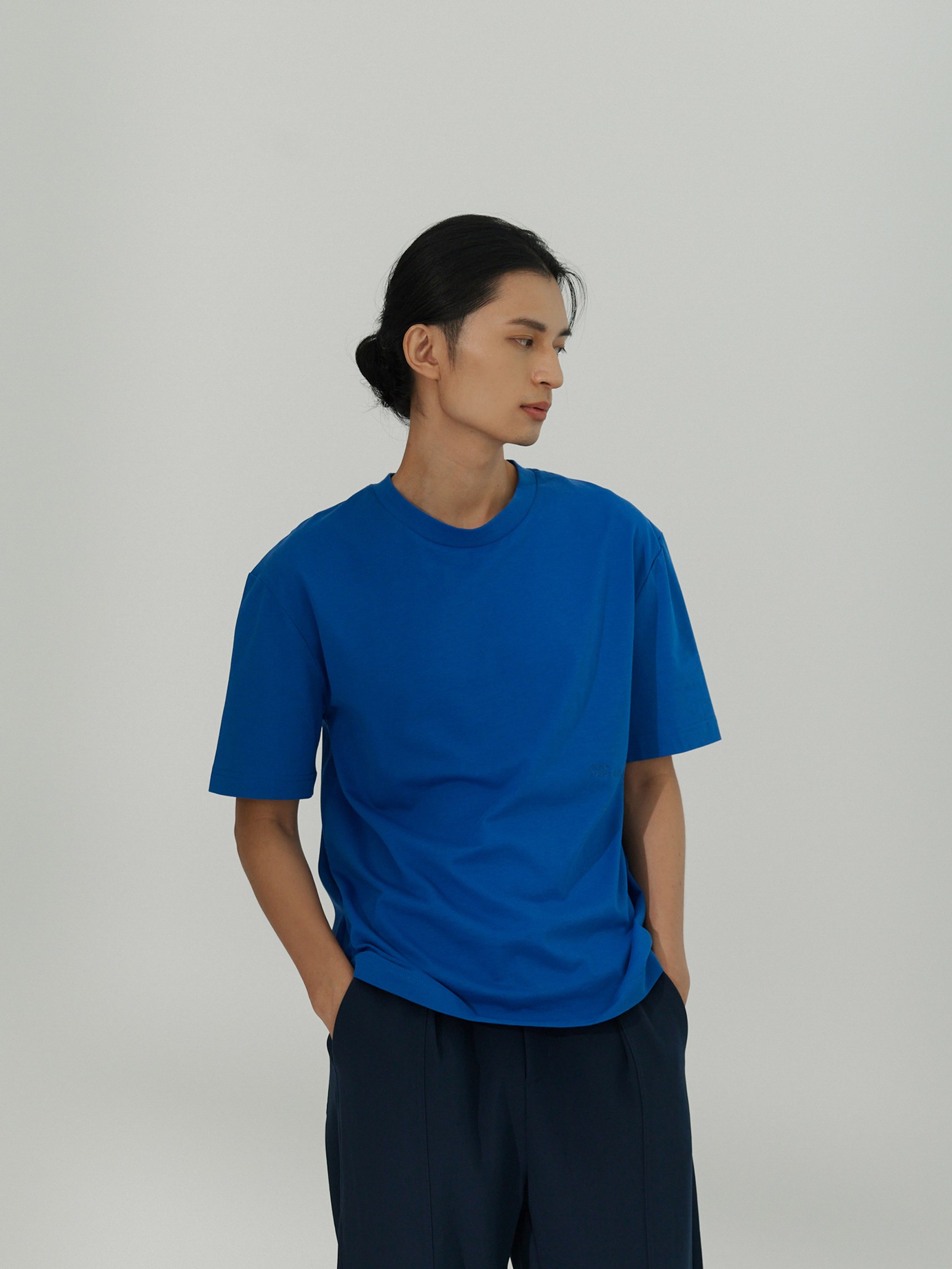 小立領極簡刺繡 TEE ｜ mouggan | 我們都有點不同