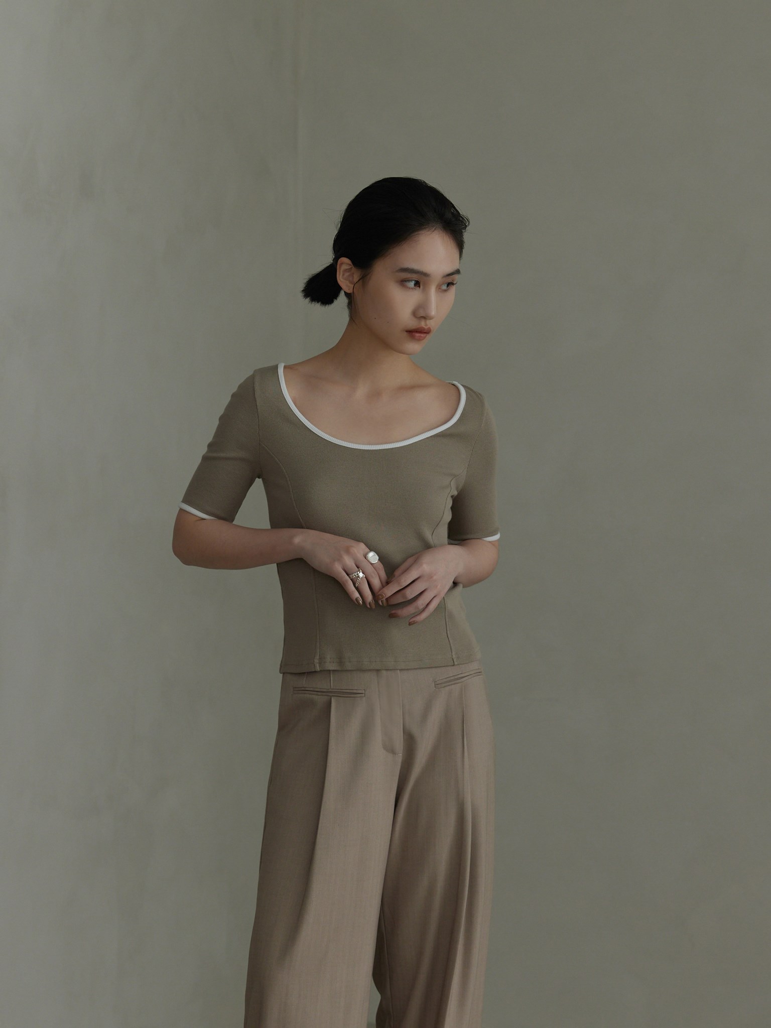 大U領緄邊修身TEE ｜ mouggan | 我們都有點不同