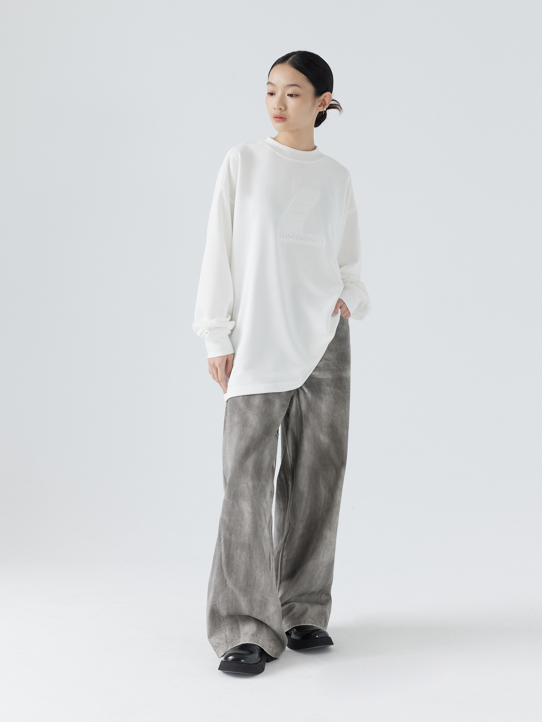 中性LOGO浮雕細節TEE ｜ mouggan | 我們都有點不同